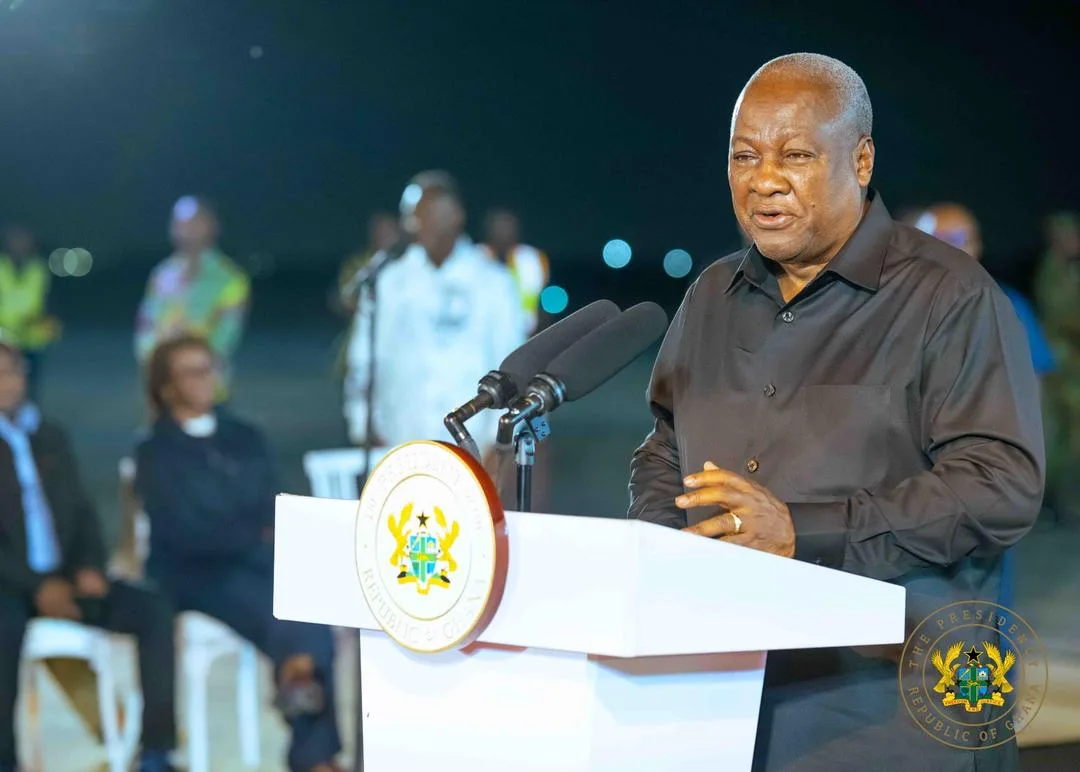 Mahama directs Aide-De-Camp to take his seat as he addresses worshippers